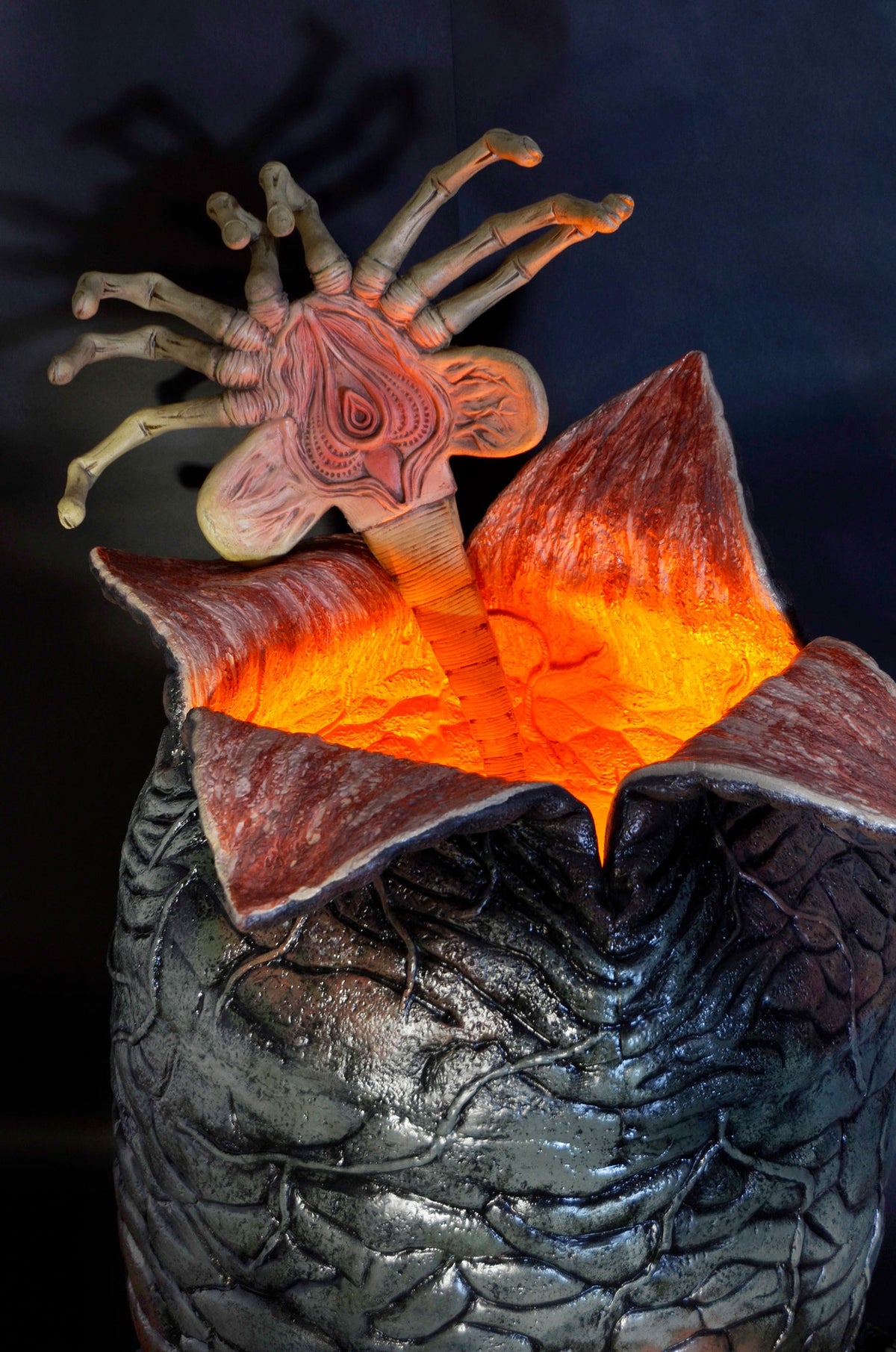 Aliens - Xenomorph Egg and Facehugger Life-Size Prop Replica (w/ LED L ...