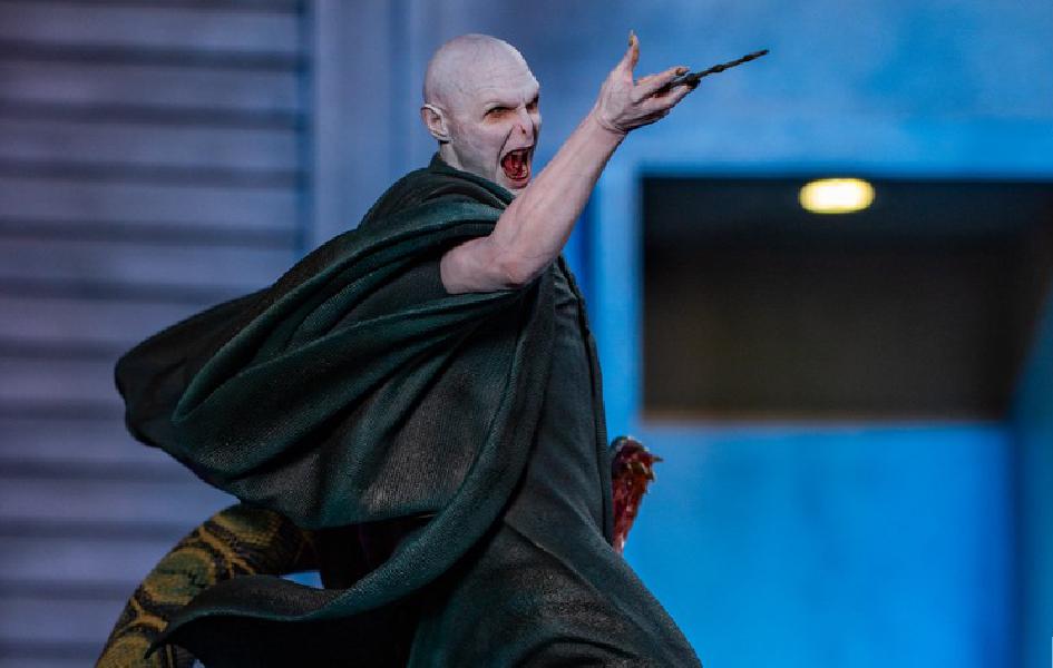 Voldemort and Nagini - Harry Potter - Legacy Replica 1/4 - Spec Fiction ...