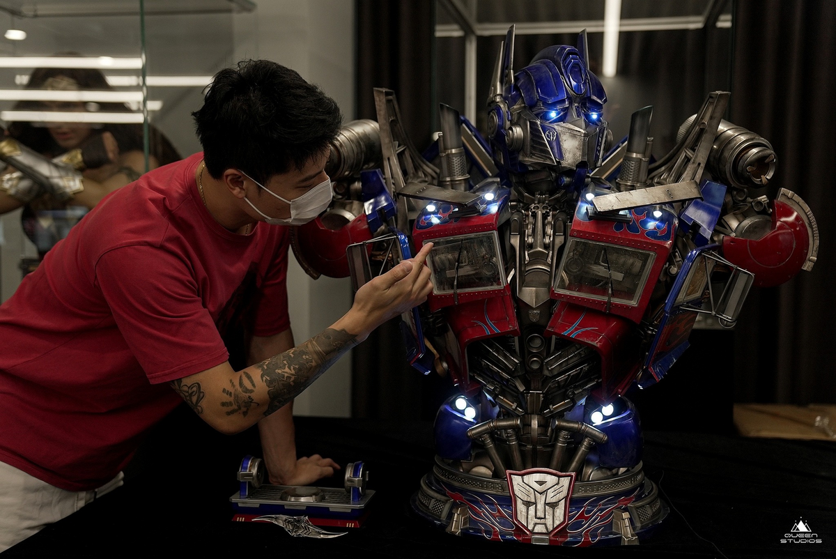 Optimus Prime Human-Size Bust - Spec Fiction Shop